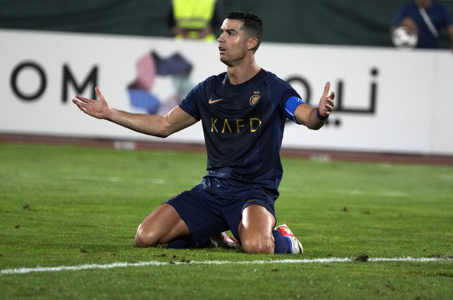 Ronaldo Taunts Fans After Receiving "Messi" Chants